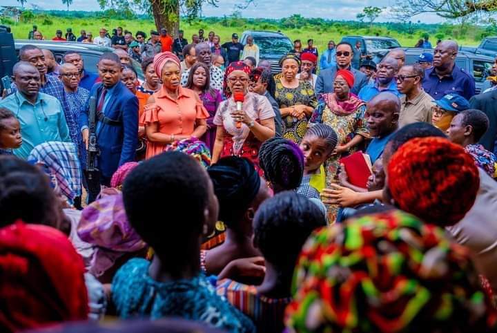 Dame Okowa Distributes Food, Relief Materials to Flood Victims in Aboh ...